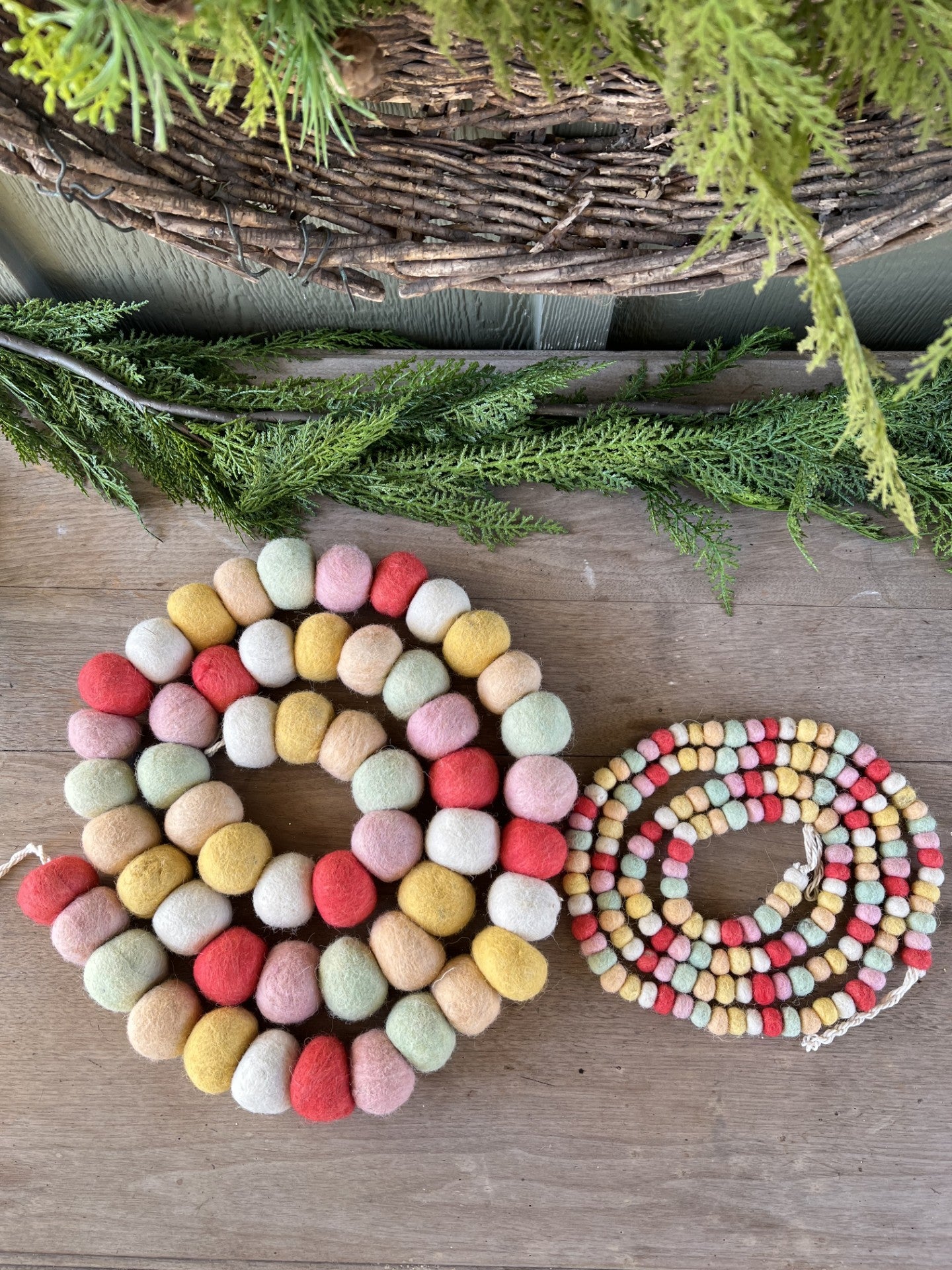 cutest coral wool garland – Blessedmommahome